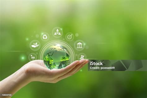 Esg 환경 사회적 거버넌스 개념 그 주위에 Esg 아이콘이 있는 크리스탈 지구본을 손에 들고 있습니다 지속가능한 환경을 위한