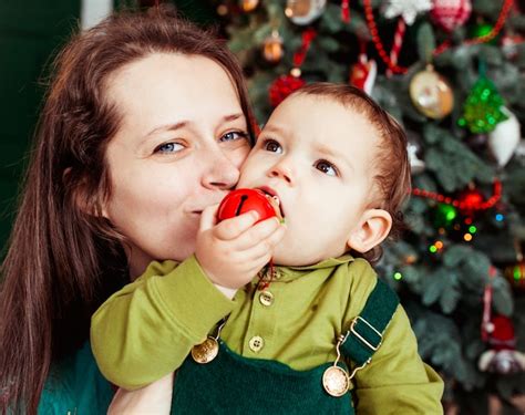 La Madre Abrazando A Su Hijo Foto Gratis
