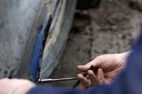 남자 손은 낡은 차를 수리합니다 정비사 차고에서 자동차 엔진 작업을 하는 자동차 정비사 차고에서 일하는 자동차 정비사 수리 서비스 수리하는 동안 기술자의 더러운 손 초점이