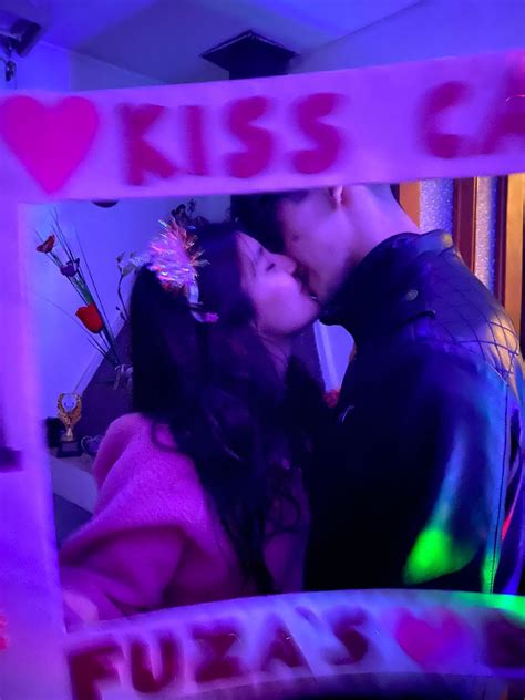 Kiss Cam Fiesta De Neón Fotos De Historia Fotos Borrosas
