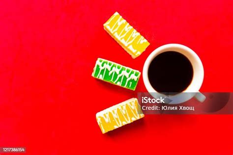 맛있는 컬러 케이크와 커피 컵 최고전망 밝은 빨간색 배경 최소한의 개념입니다 0명에 대한 스톡 사진 및 기타 이미지 0명 개념 개념과 주제 Istock