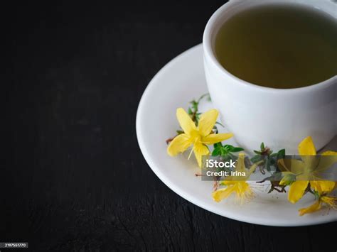 검은 나무 배경에 세인트 존스 워트 차 약초의 개념 방의 복제품이 있는 평면도 Creeping St Johns Wort에 대한 스톡 사진 및 기타 이미지