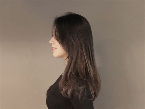 자꾸만 돌아보게 만드는 옆모습 페이스 라인을 타고 흐르는 앞머리와 풍성한 C컬펌이 만나 여성스러운 분위기를 만듭니다 넌데일리