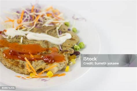 땅콩 정원 완 두 옥수수 당근 양배추 흰색 Bakground 격리에 흰색 접시에 마요네즈 칠리와 토마토 소스와 함께 맛 있는 구운된 스테이크 스테이크 복사 공간을 닫습니다