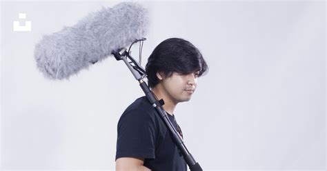 검은 티셔츠와 파란 데님 청바지를 입은 여자가 검은 막대기를 들고 사진 Unsplash의 무료 제작 이미지