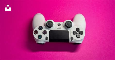 분홍색 배경에 비디오 게임 컨트롤러 사진 Unsplash의 무료 조이스틱 이미지