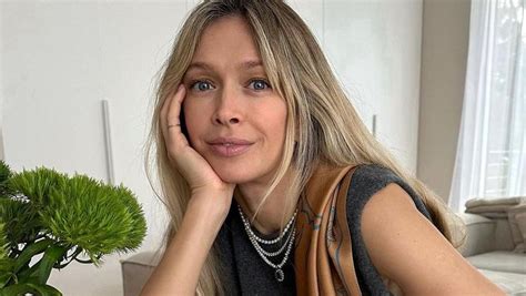 Просто шикарна Брежнєва знялася топлес у джинсах чим підкорила