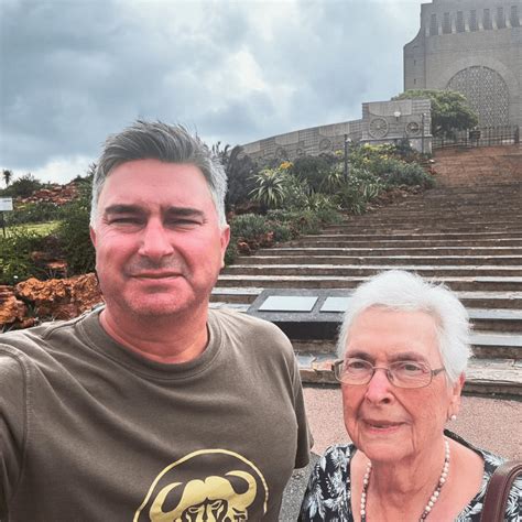 Sanger Pieter Smith En Sy Ma Besoek Die Museumteater Vtm