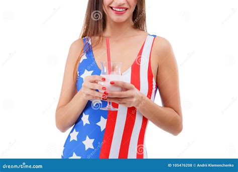 Девушка в купальнике держит конец вверх коктеиля на предпосылке изолированной белизной Стоковое