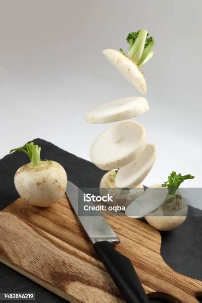 흰색 바탕에 작은 흰색 둥근 눈덩이 무 잘라낸 얇게 썬 깍둑썰기한 쌓인 나무 도마 칼 대리석 슬레이트 돌 높은 비행 방울