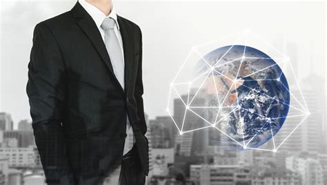 글로벌 네트워크와 국제 글로벌 비즈니스입니다 이중 노출 실업가 도시 배경 글로벌 네트워크 연결 홀로그램 기술로 이 이미지의