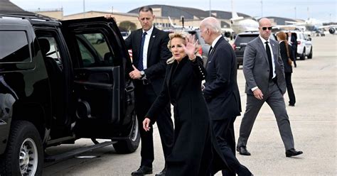앤드루스 공군 기지서 차량 타는 바이든 부부