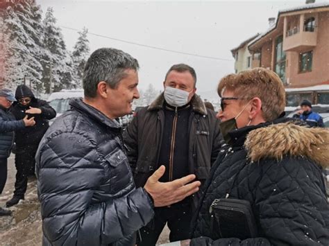 Д р Дариткова пред жители на Борино Най голямата дясна партия ГЕРБ и най старата дясна партия