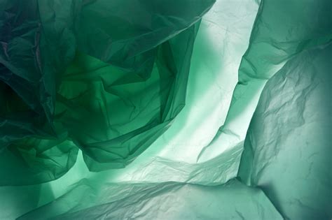 비닐 봉지 폴 리 에틸렌은 배경으로 사용할 수 있습니다 카드 포스터 배너 디자인에 대 한 템플릿입니다 어두운 녹색 배경입니다 자신만의 텍스트와 디자인을 위한 공간 녹색