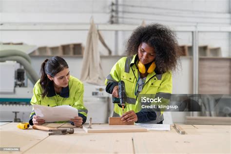 목공 공장에서 목제 가구를 만들기 위해 합판 원료를 테스트하기 위해 전기 드릴을 사용하는 두 명의 엔지니어 여성 2명에 대한 스톡 사진 및 기타 이미지 Istock