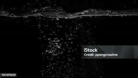 거품이 검은 배경 위에 떠 있는 소 다에서 다과의 새로 고침 또는 탄산 음료를 물 탄산음료에 대한 스톡 사진 및 기타 이미지 탄산음료 기포 검은색 Istock