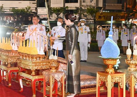 Photo Gallery ในหลวง พระราชินี ทรงวางพุ่มดอกไม้ถวายราชสักการะ เนื่องในวันสมเด็จพระเจ้าตากสินมหาราช