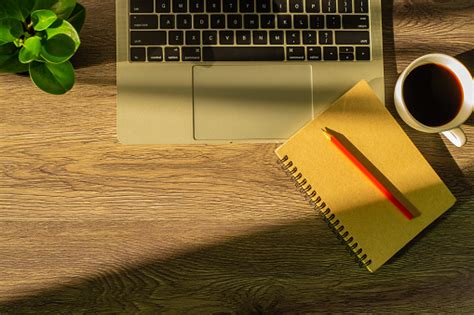 Flay Lay 노트북 화이트 컵 커피와 연필 집이나 사무실에서 나무 테이블 상단에 노트북 사무실 책상 작업 공간의 상단보기 복사 공간이 있습니다 사무실에 대한 스톡 사진