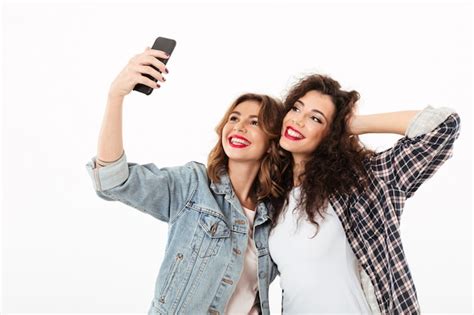 Duas Garotas Sorridentes Posando Juntos E Fazendo Selfie Em Smartphone