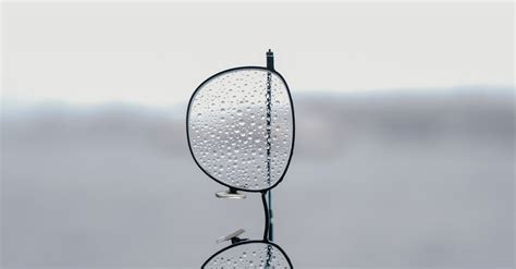 경치 고요함 광학 날씨 남자 렌즈 맑은 물 미니멀리스트 바다 바다 전망 바다의 반사된 배경 분위기 비 비전 빗방울 선명 손 수분 수직