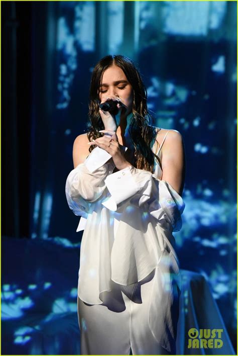 Hailee Steinfeld Delivers First Wrong Direction Performance I Didn