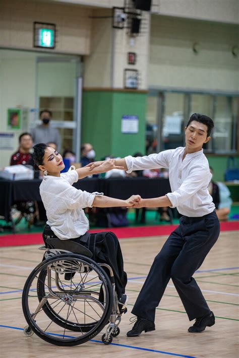 휠체어 위에서 춤추는 사람들