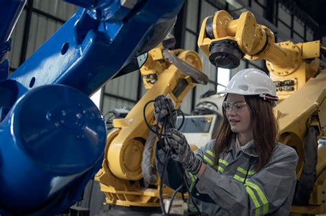 로봇 팔과 산업 공장에서 기계를 운영하는 엔지니어 수리 유지 보수 전자 작동을 위한 기술자 작업자 확인 Stem 주제에 대한
