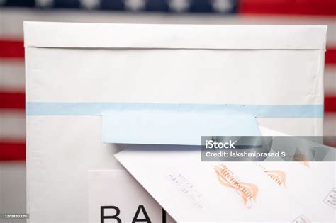 2020년 9월 14일 인도 마스키 미국 선거에서 투표하는 메일 개념 우리를 배경으로 투표함 안에 여러 메일을 넣는 손의