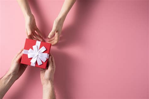 발렌타인 데이 축하 개념입니다 사랑하는 사람의 좋은 선물 섬세한 분홍색 배경에 남자와 여자의 활 손이 상자 공간을 복사합니다 플랫 레이 2월에 대한 스톡 사진 및 기타