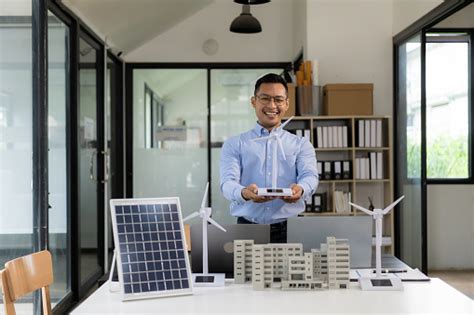 부동산 사업가가 풍력 터빈과 태양 전지판을 사용하여 재생 가능 에너지를 소개합니다 깨끗한 전기 에너지 생산 지구 온난화를 줄이는 개념 개발에 대한 스톡 사진 및 기타 이미지