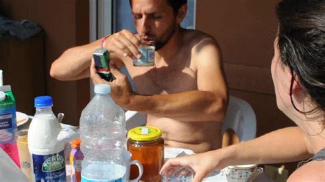 Este hombre lleva años fotografiando todo lo que su mano derecha toca