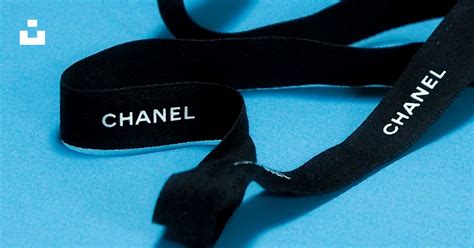 파란색 표면 위에 앉아 있는 한 쌍의 검은색 끈 사진 Unsplash의 무료 파리 이미지