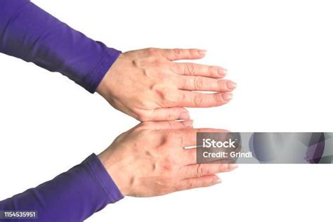 중 년 여 인의 손이 손바닥을 내려 고립 된 배경에 모의 광고 복사 공간 템플릿 근접 촬영 평면도 약간 주름이 진 피부의 노인 손에 대한 스톡 사진 및 기타 이미지 Istock