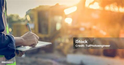 아시아 엔지니어 Hardhat 태블릿 Pc 컴퓨터를 검사 하 고 건설 현장에서 일을 사용 하 여 건설 현장에 대한 스톡 사진 및 기타 이미지 Istock