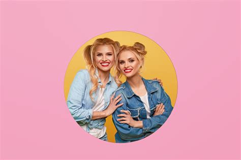 분홍색 배경 위에 서있는 두 젊은 행복 한 여자 친구 여성의 이미지 쌍둥이는 배경에 구멍을 들여다 큰 할인 시즌 2명에 대한 스톡 사진 및 기타 이미지 Istock