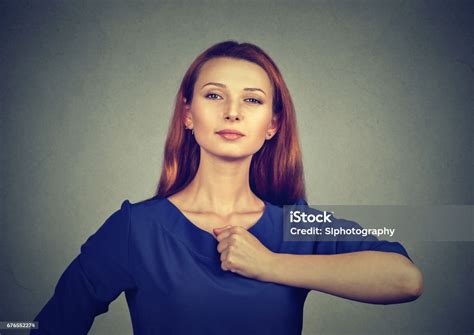 슈퍼 히어로 소녀입니다 회색 벽 배경에 고립 된 젊은 여성이 자신감 개념과 주제에 대한 스톡 사진 및 기타 이미지 개념과 주제 결심 기업 재무와 산업 Istock