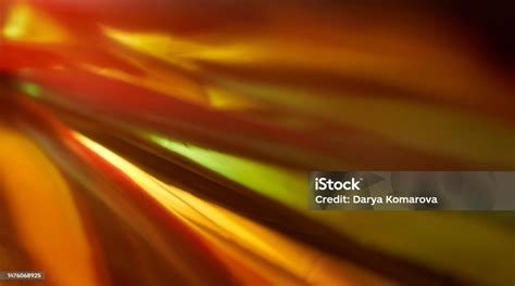 홀로그램 텍스처 반짝이는 호일과 메탈릭 오렌지 그라데이션 디자인을 위해 우아한 배경 로고 또는 엽서를 위한 빛나는 패턴이 있는