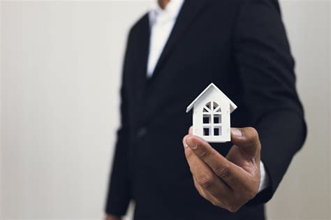 실업가 손을 들고 화이트 모델 하우스 부동산 투자와 집 모기지 금융 개념 가정 보호 보험 와 텍스트 복사 공간 부동산에 대한 스톡 사진 및 기타 이미지 Istock