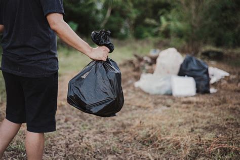 검은 쓰레기 봉투를 들고 있는 백인 남성이 쓰레기 처리장으로 간다 쓰레기에 대한 스톡 사진 및 기타 이미지 쓰레기 음식 주도 Istock