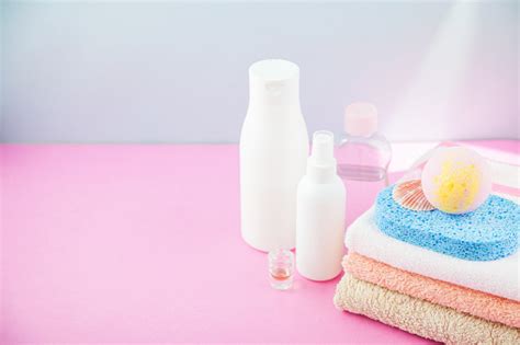 목욕탕 부속품빛에 타 올 샴푸 목욕 거품 크림 밝은 파란색과 분홍색 배경 몸을 자신에 대 한 배려의 개념 복사 공간에 대 한 장소 0명에 대한 스톡 사진 및 기타 이미지