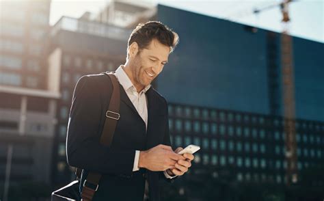 검색 네트워킹 및 비즈니스맨은 전문가 소셜 미디어 및 연락을 위해 도시에서 전화를 가지고 있습니다 이메일 웹 사이트 및 기술에 대한 뉴욕의 직원과의 연결 기업 및