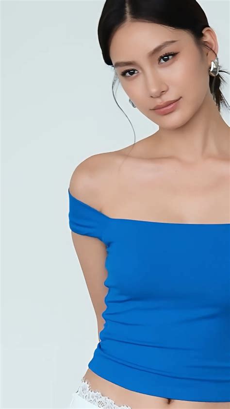 키스오브썸머 깊게 파인 브이넥과 홀터넥 디자인이 시크한 무드의 베스트예요 슬림한 핏과 세로 핀스트라이프가 바디라인을 더욱 날씬하게 연출해줍니다 • 라인 핀 스트라이프