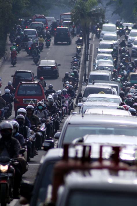 Lawan Arus Lalu Lintas Antara Foto