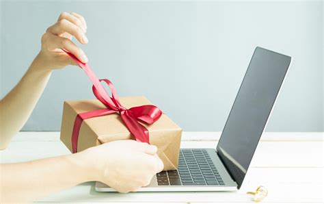 크리스마스 개념 여자 손 노트북 노트북 펜과 커피 한 잔 책상 테이블에 선물 상자를 들고 맨 위 보기입니다 개념에 대한 스톡 사진 및 기타 이미지 Istock