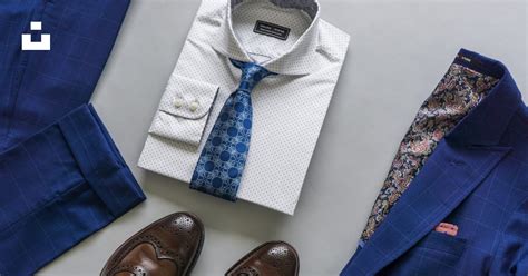 갈색 가죽 신발 옆에 있는 파란색과 흰색 넥타이 사진 Unsplash의 무료 시카고 이미지