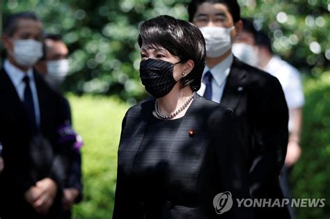 욱일기 나부낀 야스쿠니…일 각료 4명 패전일 야스쿠니 참배 연합뉴스