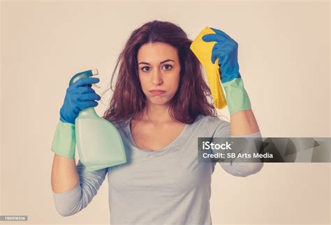 젊은 아름 다운 화가 주부 여자 지주 양동이 걸 레 청소 스프레이 느낌 스트레스 피곤 하 고 좌절 국내 의무와 성 역할 개념 스튜디오 촬영은 파란색 배경에 고립 가사
