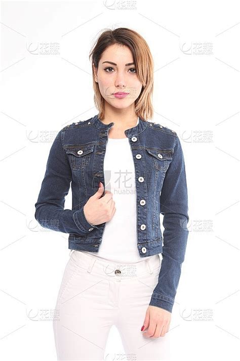 穿着白色牛仔裤和蓝色牛仔夹克的年轻女子