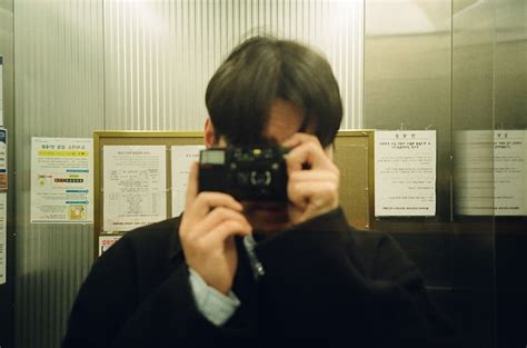 필카사진 필름 카메라를 사고 필름을 넣은 지 얼마 안 됐는데 바로 현상하러 일 끝나자마자 충무로로 달려갔다 필름 카메라로 내가 찍은 사진을 보기 위해 가는 그 발걸음이