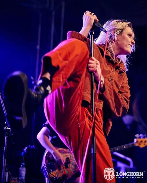 Emily Armstrong Vokalis Baru Linkin Park Penuh Kontroversi